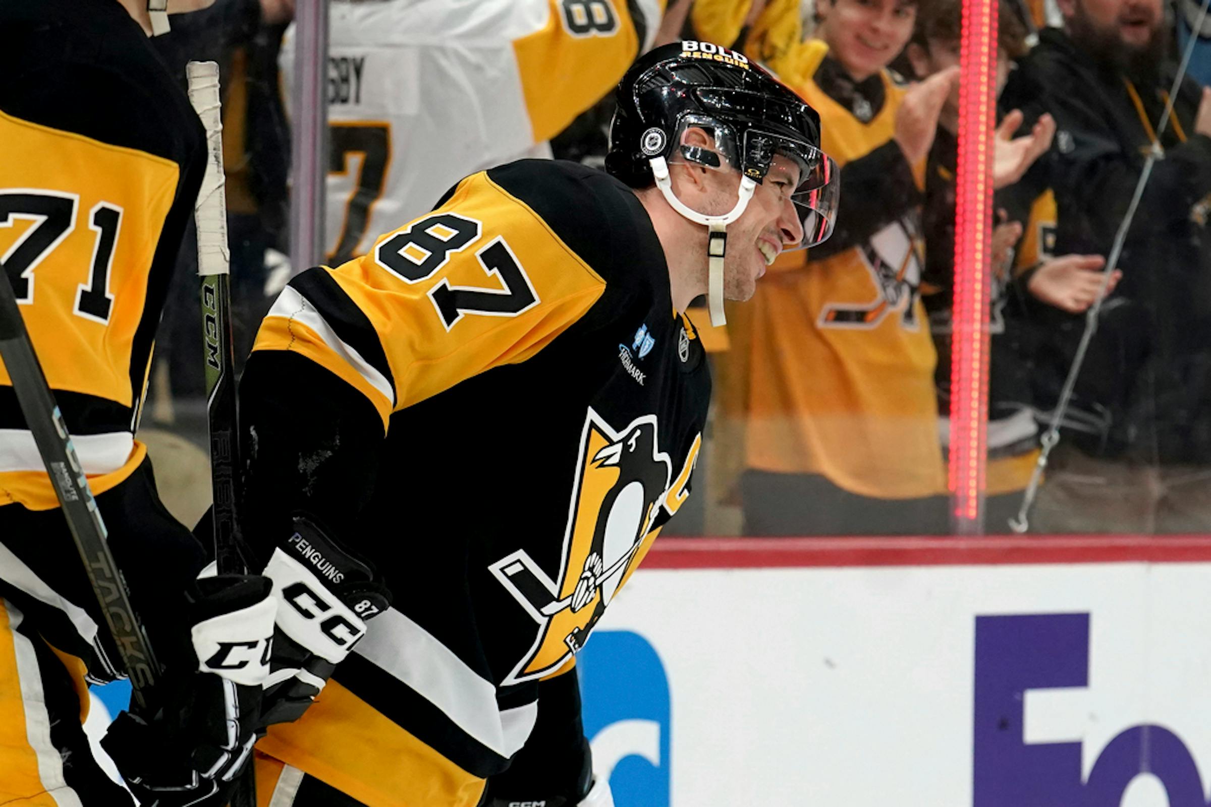 Crosby breaks Lemieux's Penguins career assists record in 3-2 victory ...