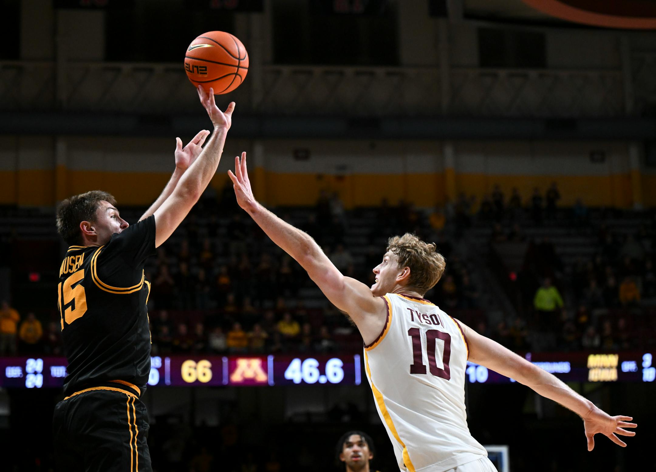 Gophers hold off Iowa in nail-biter at Williams Arena