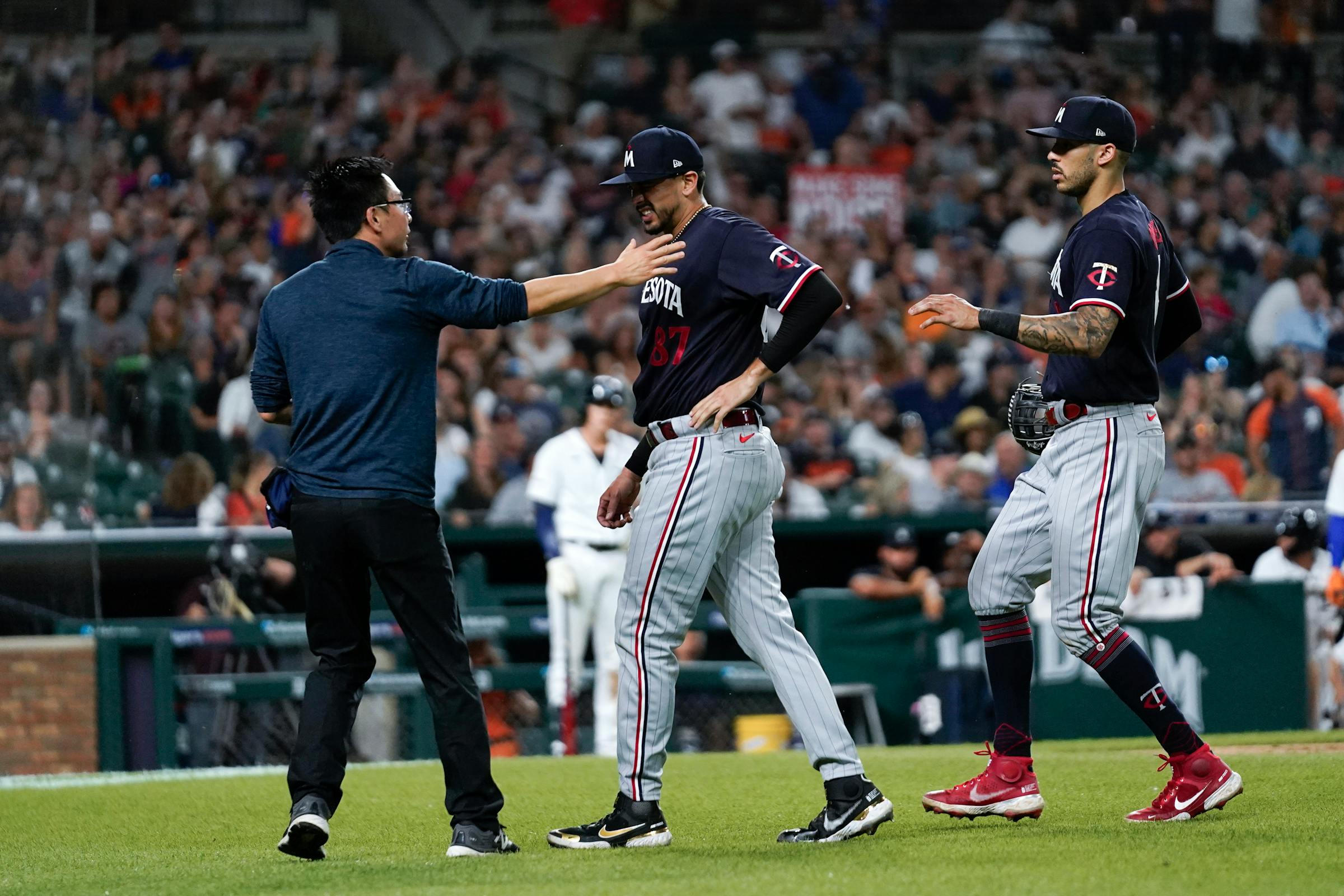 Byron Buxton and José De León hurt, leave Saturday's Twins loss to Tigers