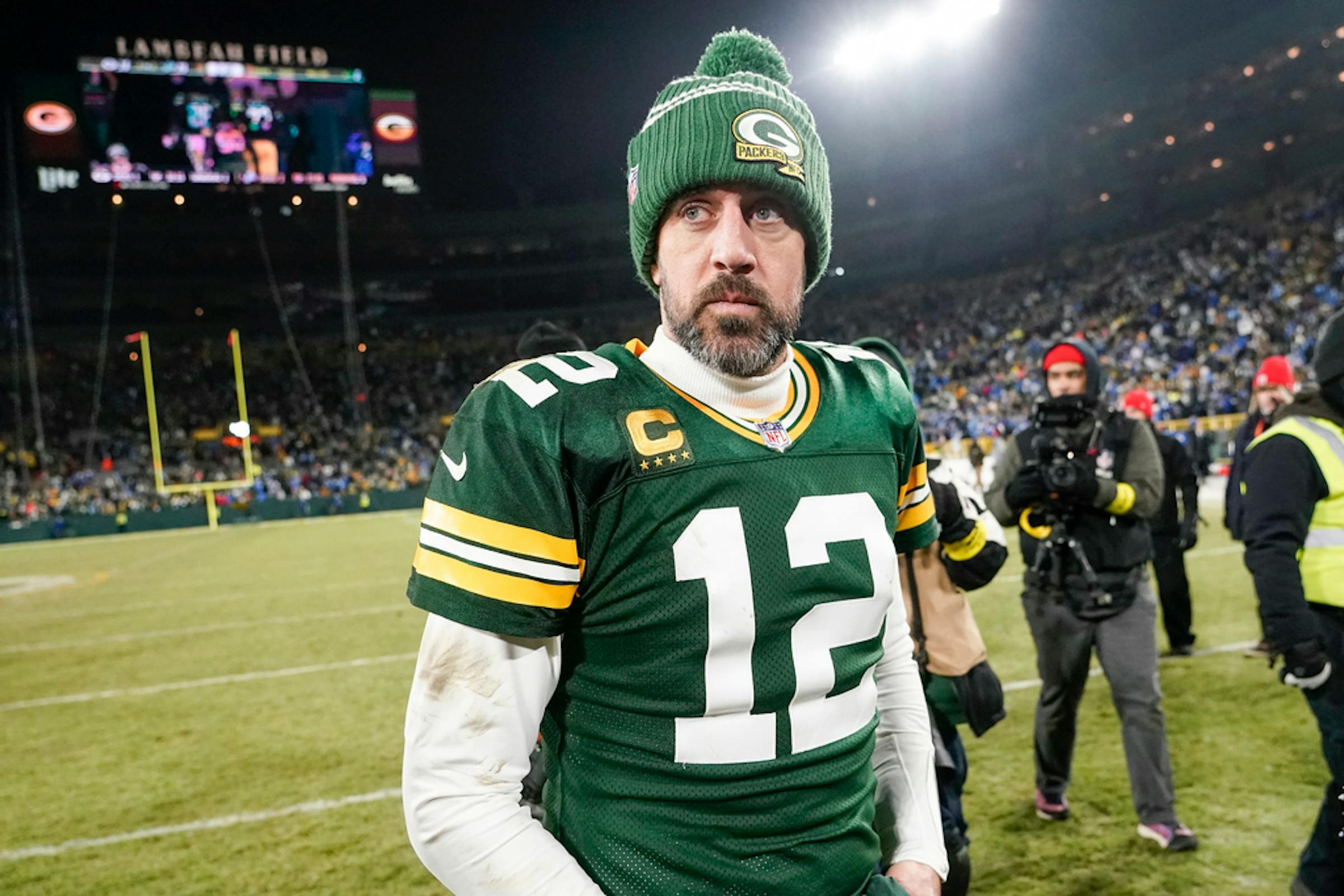 Heading into darkness, Aaron Rodgers keeps himself in the spotlight