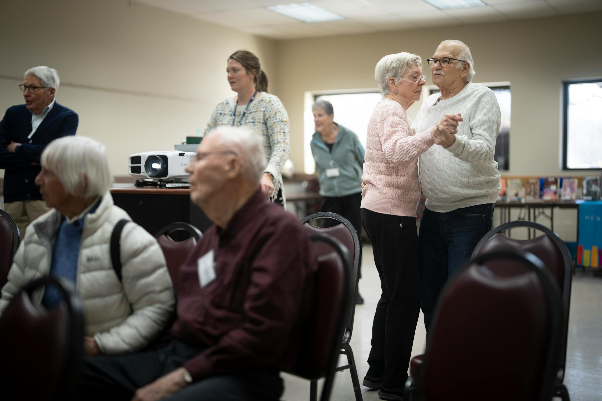 'Memory cafes' help MN residents with Alzheimer's and dementia