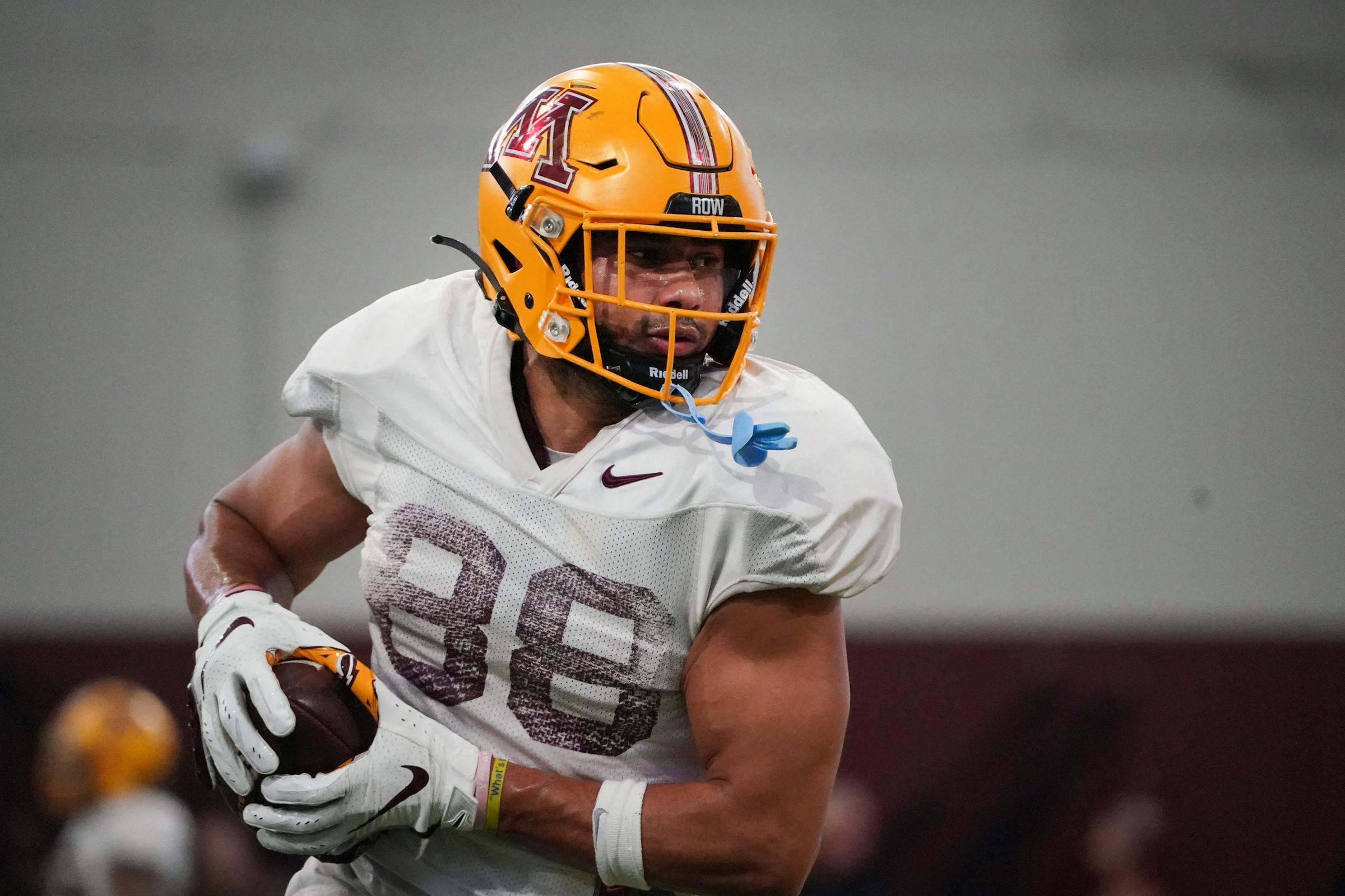 Gophers spring football practice puts emphasis on improving passing game