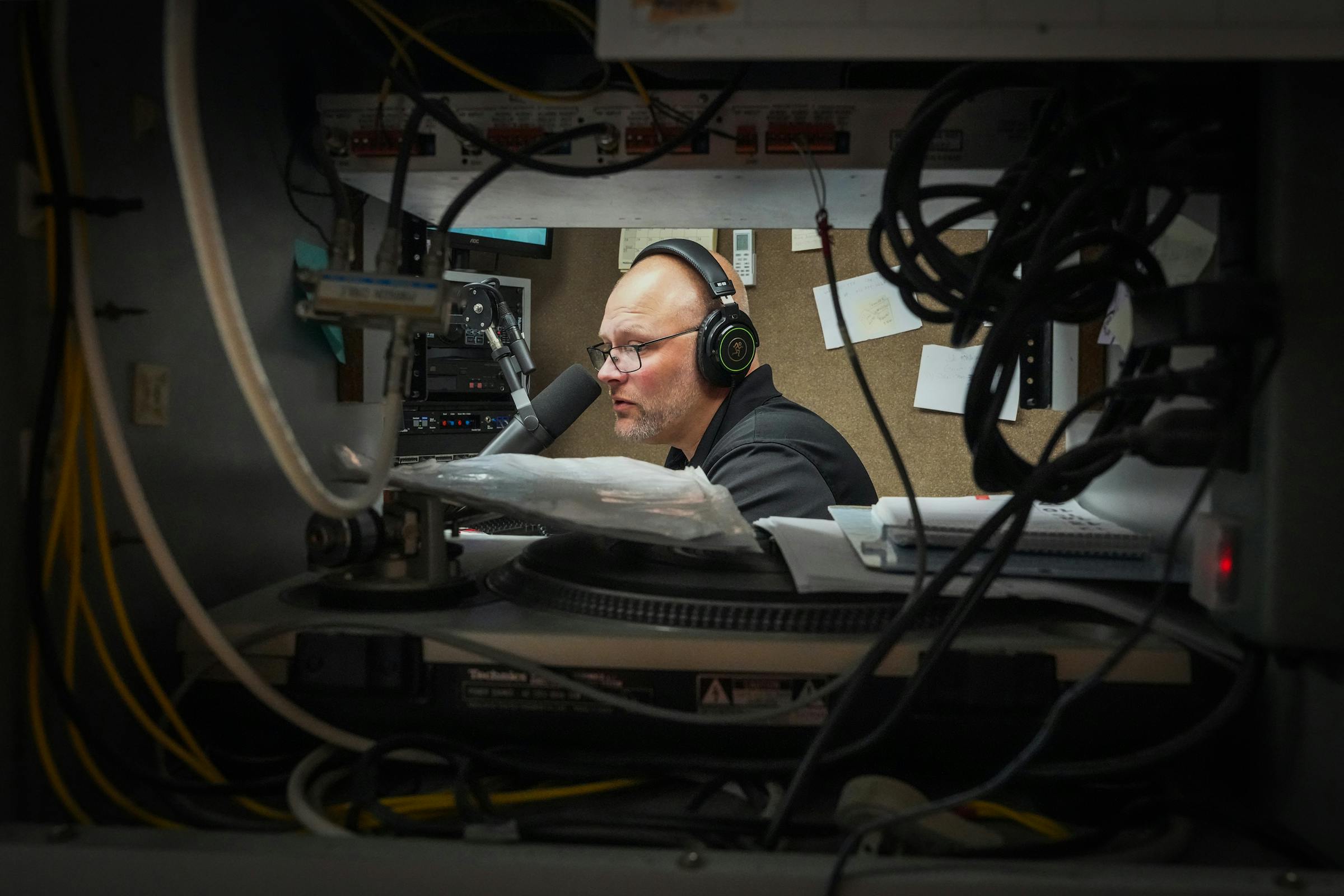 Car manufacturers threaten to drop AM radio, cut off rural Minnesota