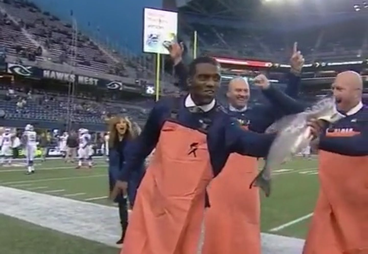 What can't Randy Moss do? Ex-Viking catches flying fish one-handed