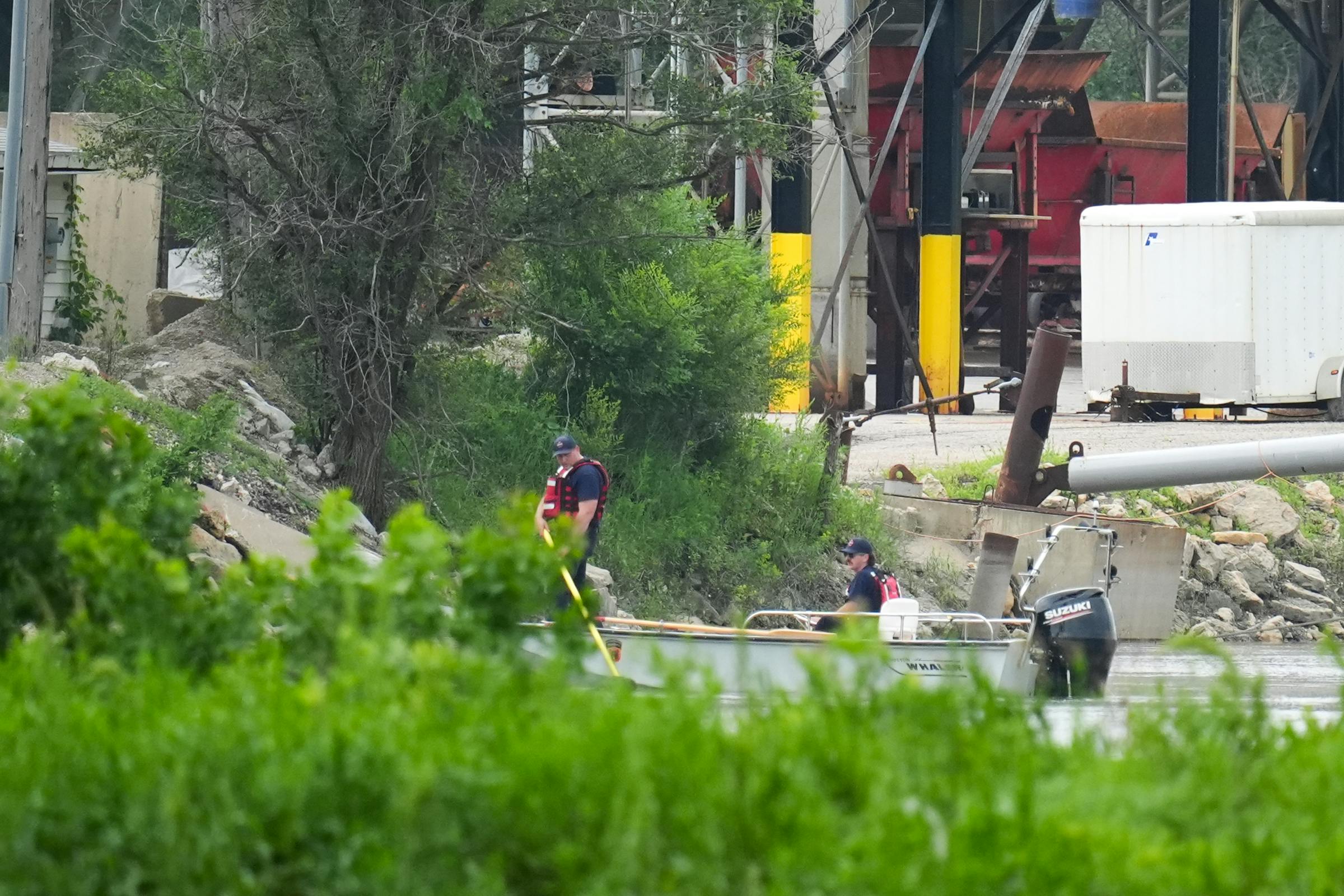 Body found in one of two vehicles recovered from Minnesota River in ...
