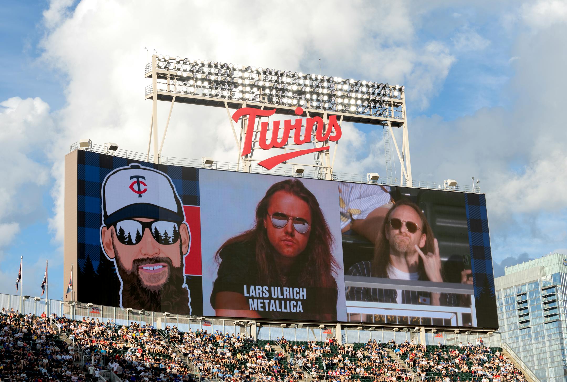 Minnesota Twins fans entertained by Celeb Look-alikes at Target Field