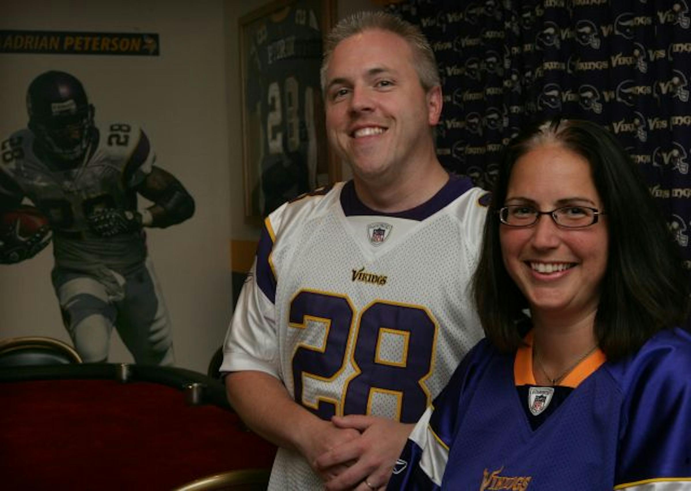 Pigskin digs: Fans show their colors