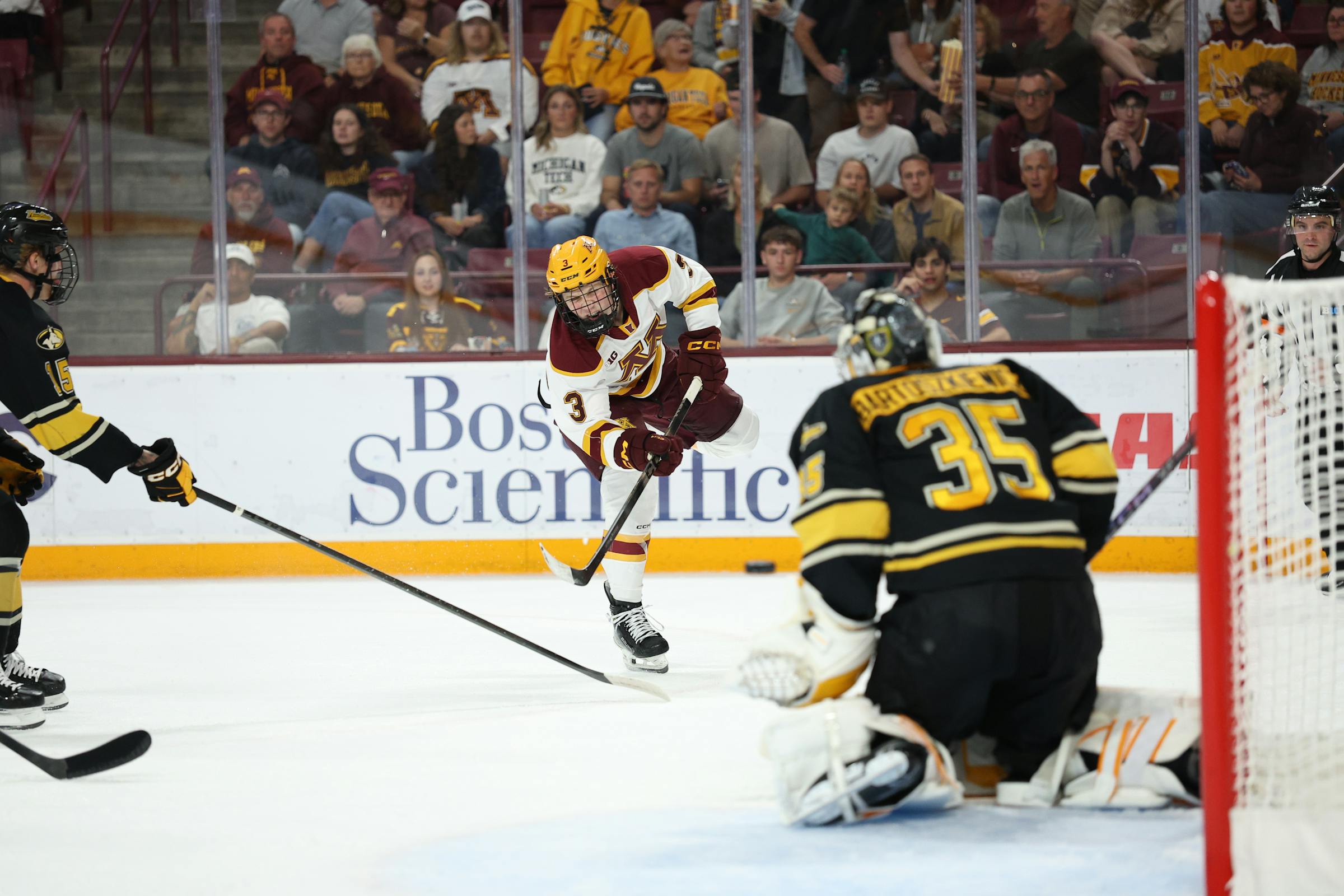 Gophers men’s hockey opens season with 6-3 victory over Michigan Tech