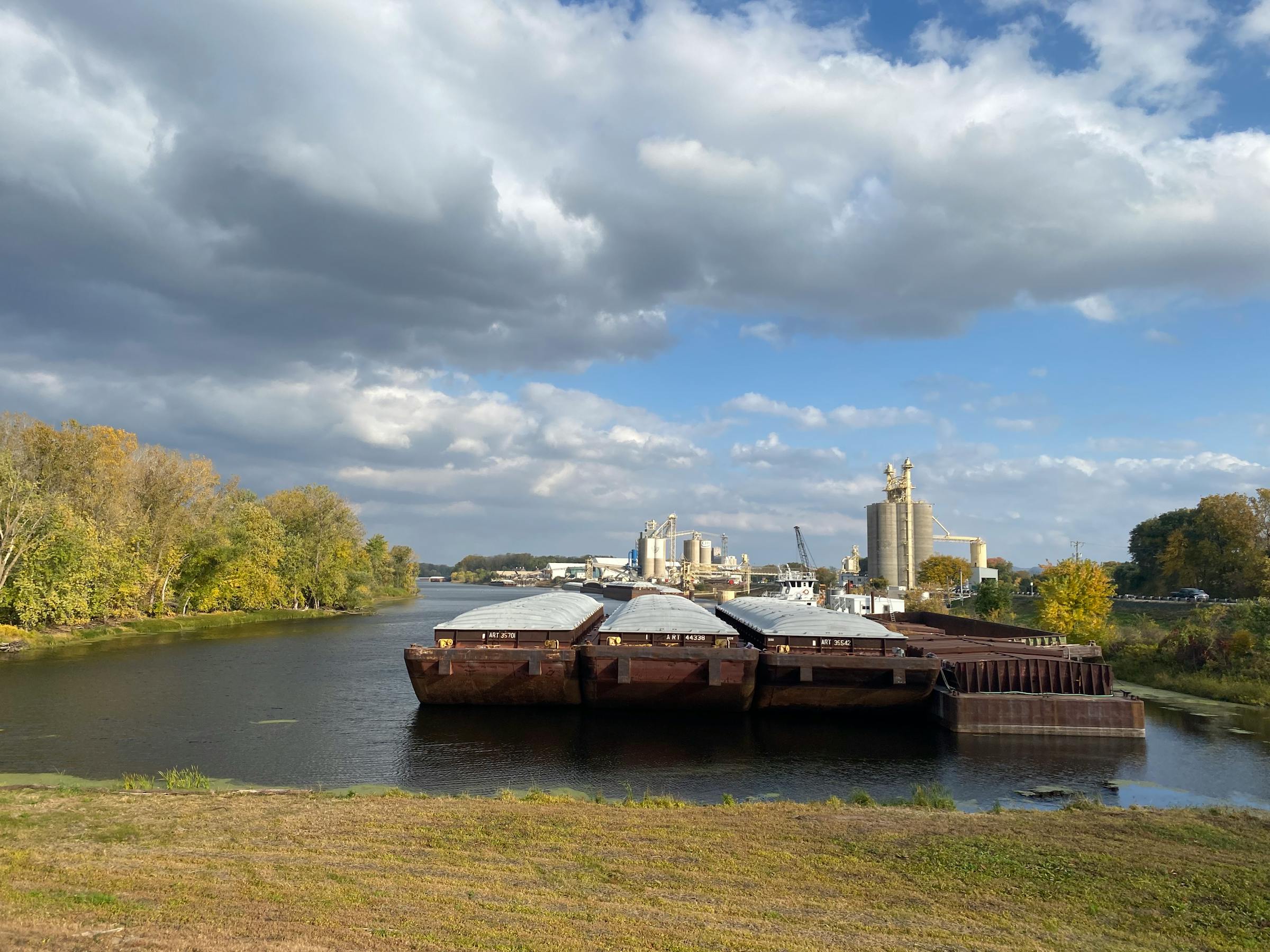 Barge traffic bottlenecks and low water on Mississippi River loom ...