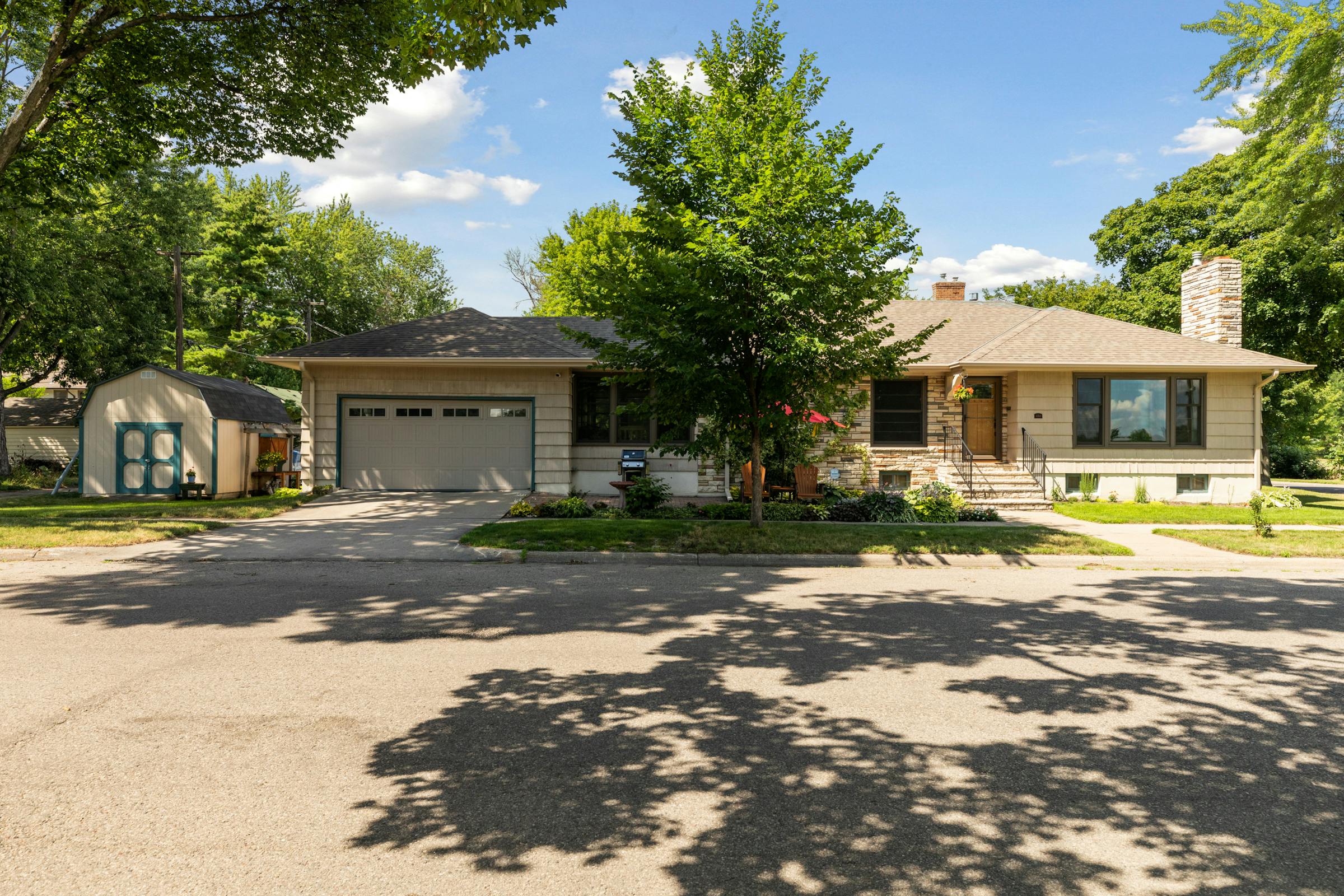 Midcentury modern rambler across from Hiawatha Golf Course lists for ...