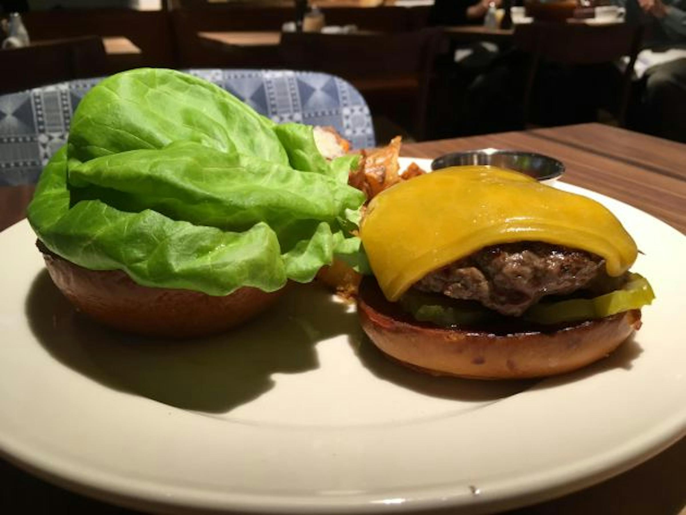 Burger Friday: In a surprise twist, Barnes & Noble kitchen delivers an ...