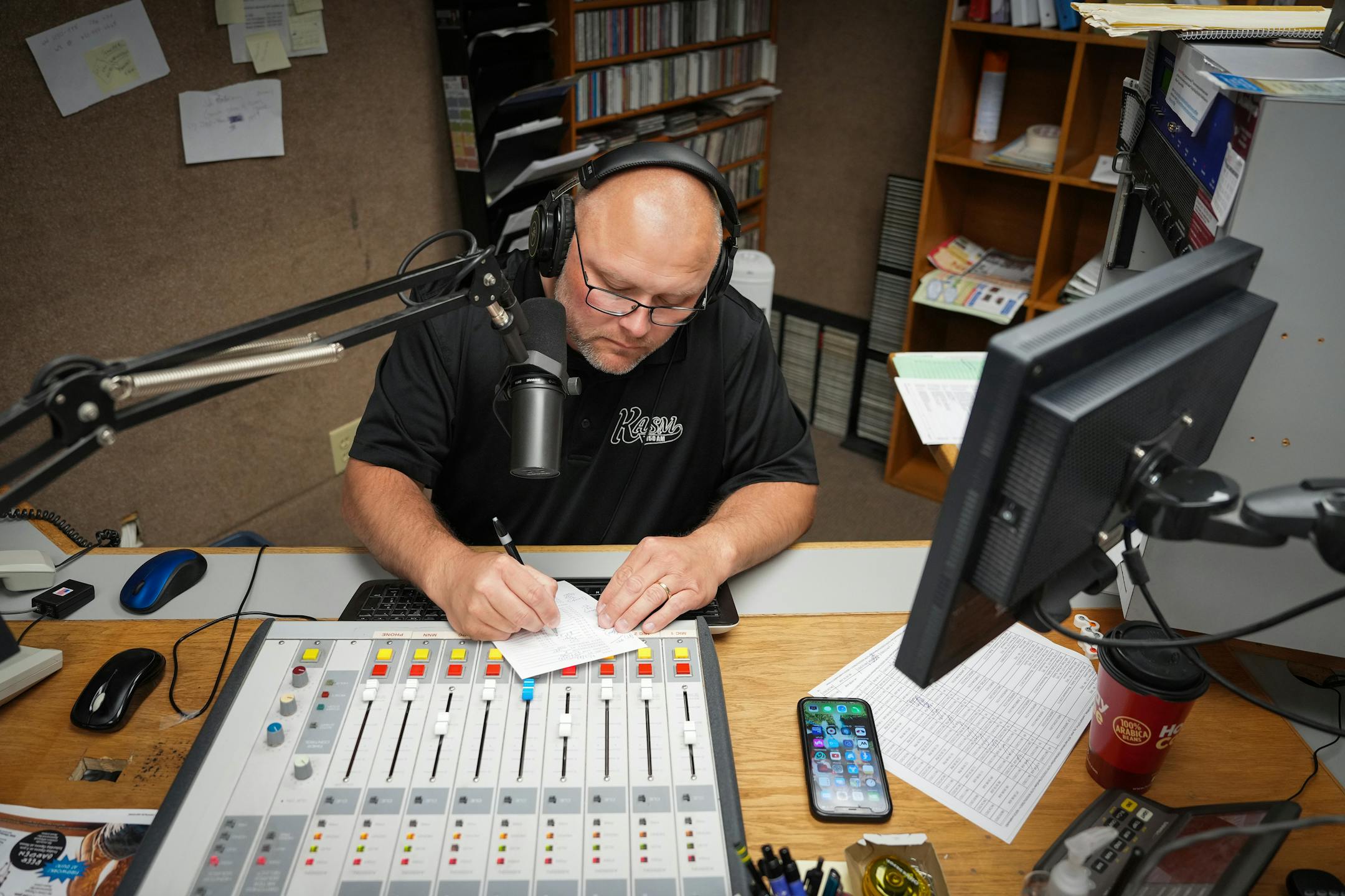 Car manufacturers threaten to drop AM radio, cut off rural Minnesota