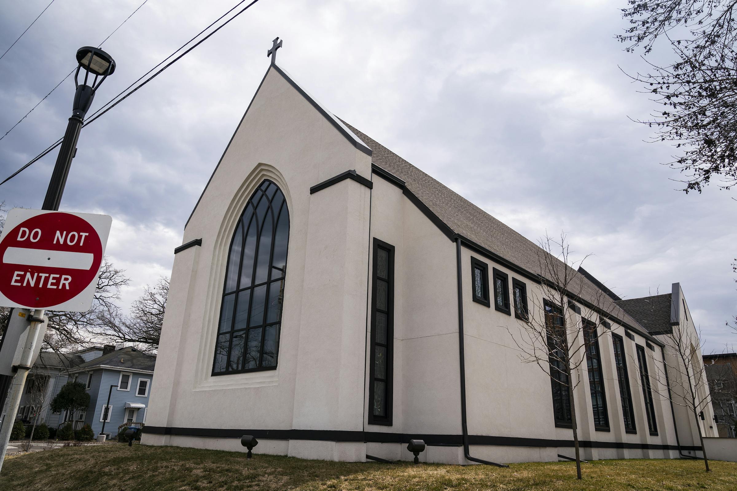 Minnesota church that had evaded virus rules now cancels services