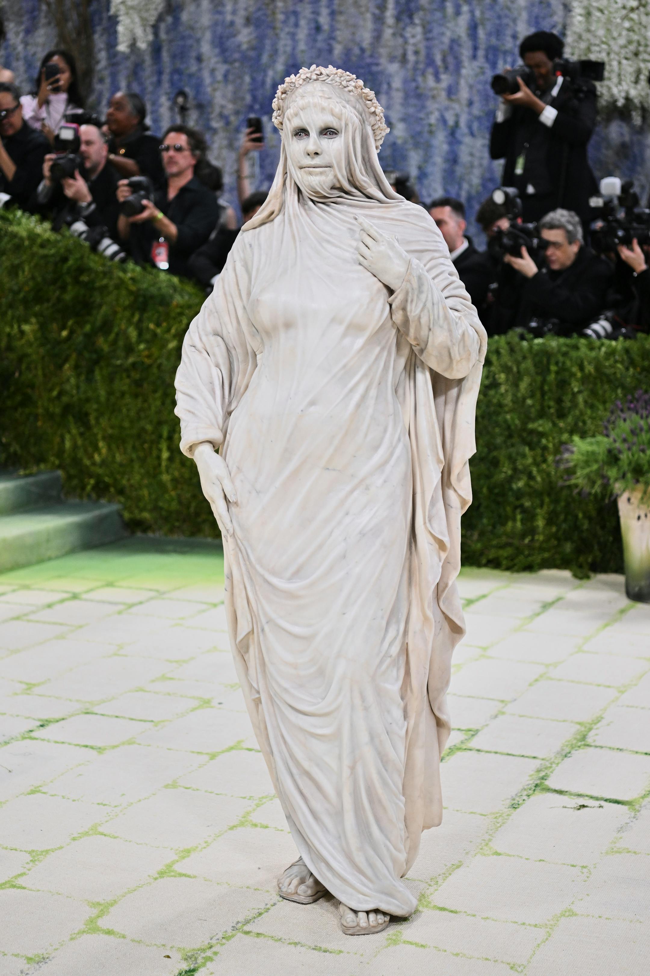 Heidi Klum looks like Mia's "Veiled Lady" sculpture at Met Gala