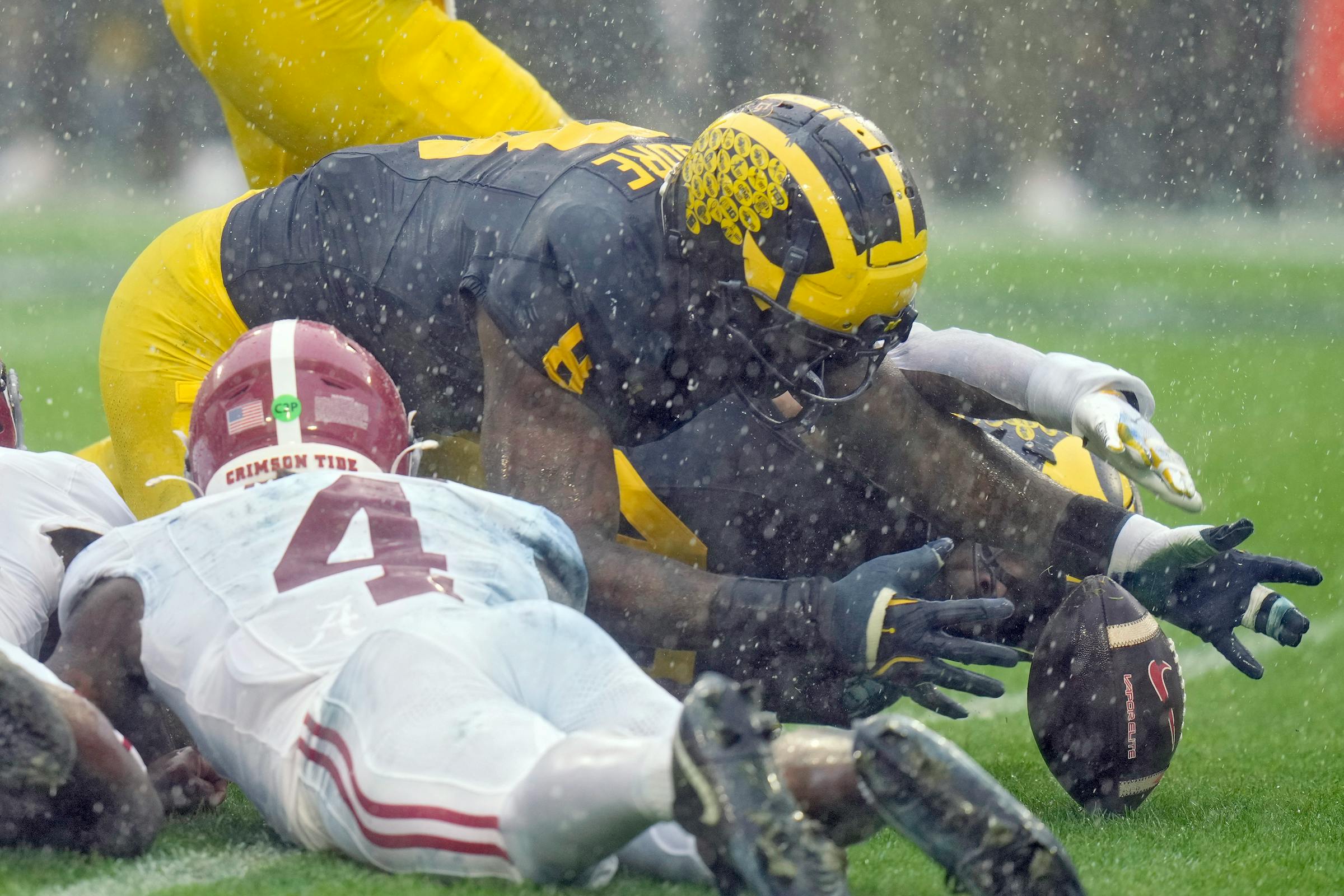 Michigan defense pressures Milroe all day, Wolverines beat No. 11 ...