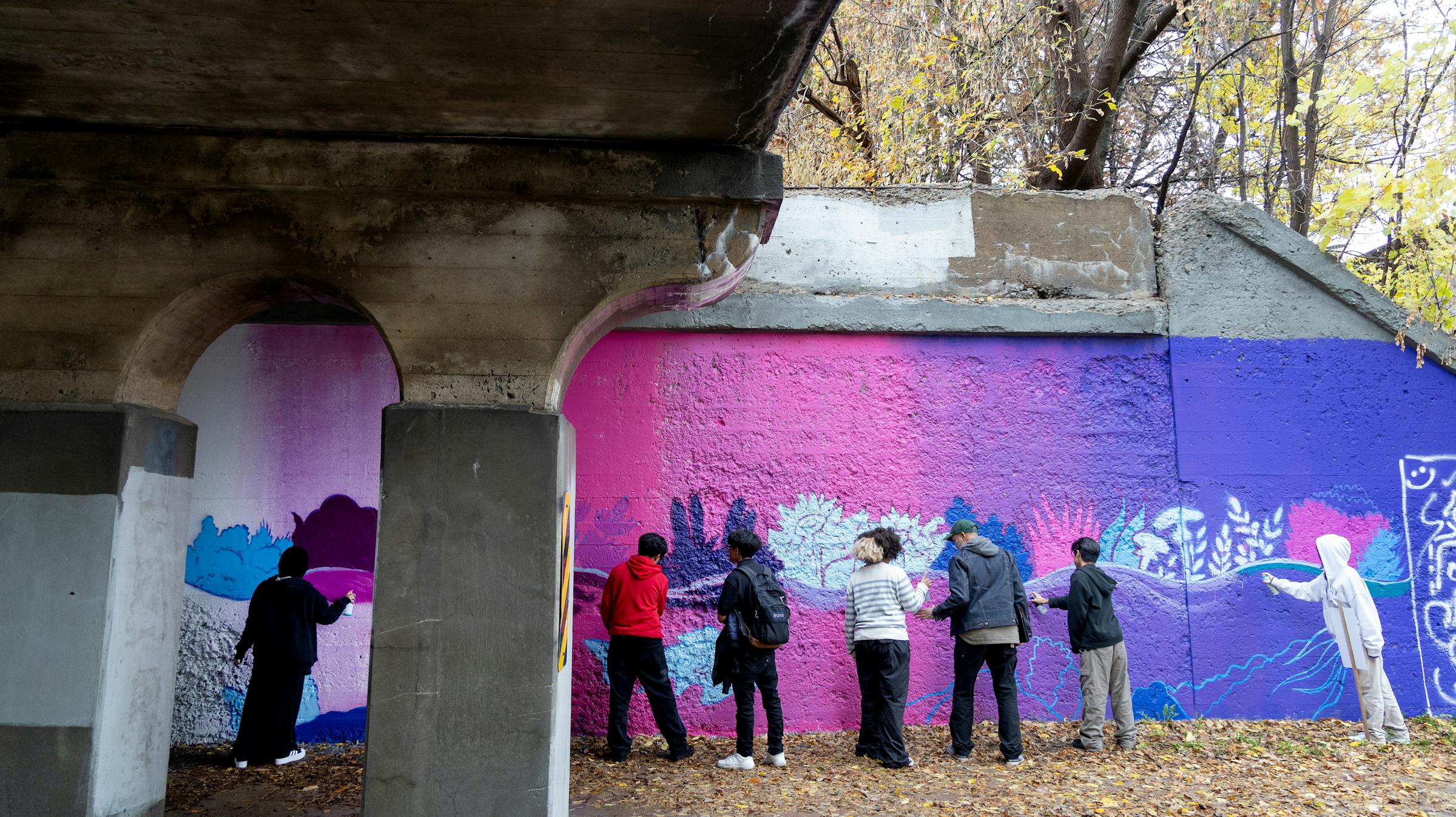 Graffiti artists, students bring 36th Av. S. bridge mural to life in ...